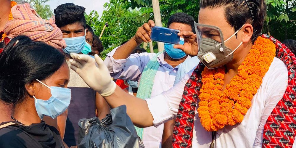 भोकाको आँसु पुछ्दै नायक पल शाह « Drishti News – Nepalese News Portal